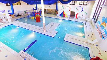 Piscina interna, funciona das 8h às 21h, espreguiçadeiras