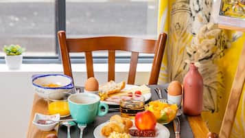 Pequeno-almoço continental diário (16 EUR por pessoa)