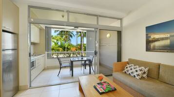 Estúdio club | Área de estar | TV de tela plana, DVD player