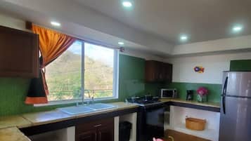 Vila | Cozinha privada | Geladeira grande, micro-ondas, cafeteira/chaleira