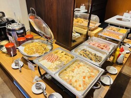 Pequeno-almoço tipo buffet diário (1400 JPY por pessoa) 