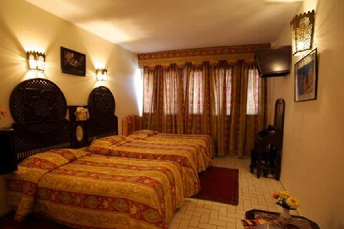 Quarto Triplo Standard, 3 camas individuais | Minibar, secretária, camas desdobráveis, Wi-fi grátis