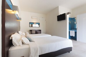 Quarto Twin, vista para o jardim | Minibar, cofre no quarto, cortinas/cortinados opacos 