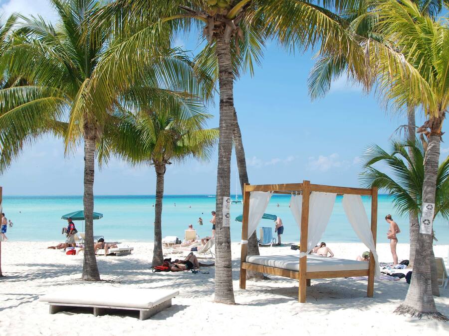 Massagens na praia, tratamentos faciais