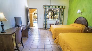 Suite Standard | Secretária, cortinas/cortinados opacos, ferro/tábua de engomar