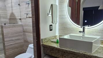 Suite Standard | Casa de banho | Um polibã, artigos de higiene pessoal grátis, toalhas fornecidas