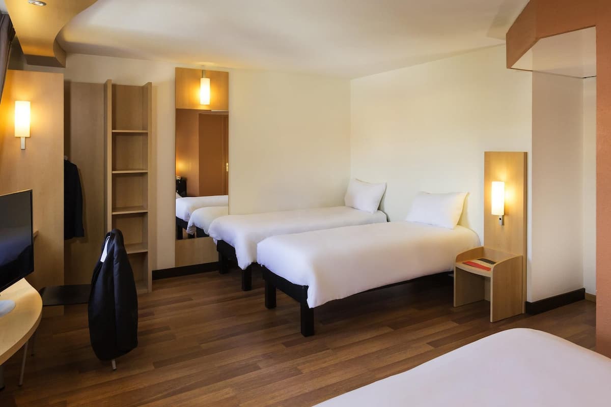 Quarto standard, várias camas | Roupas de cama premium, cofres nos quartos, escrivaninha