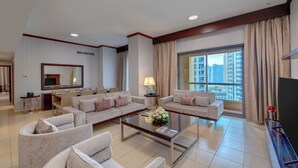 Apartamento Deluxe, 4 quartos | Sala de estar | Televisor de ecrã plano de 55 polegadas com canais por cabo, televisor 