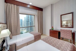 Two Bedroom Apartment Marina View | Cofre no quarto, com decoração personalizada 