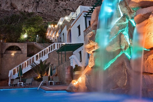 Piscina exterior, espreguiçadeiras