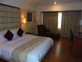 Quarto Club | Roupa de alta qualidade, minibar, cofre no quarto, secretária 