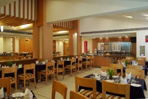 Pequeno-almoço tipo buffet diário (250 INR por pessoa)