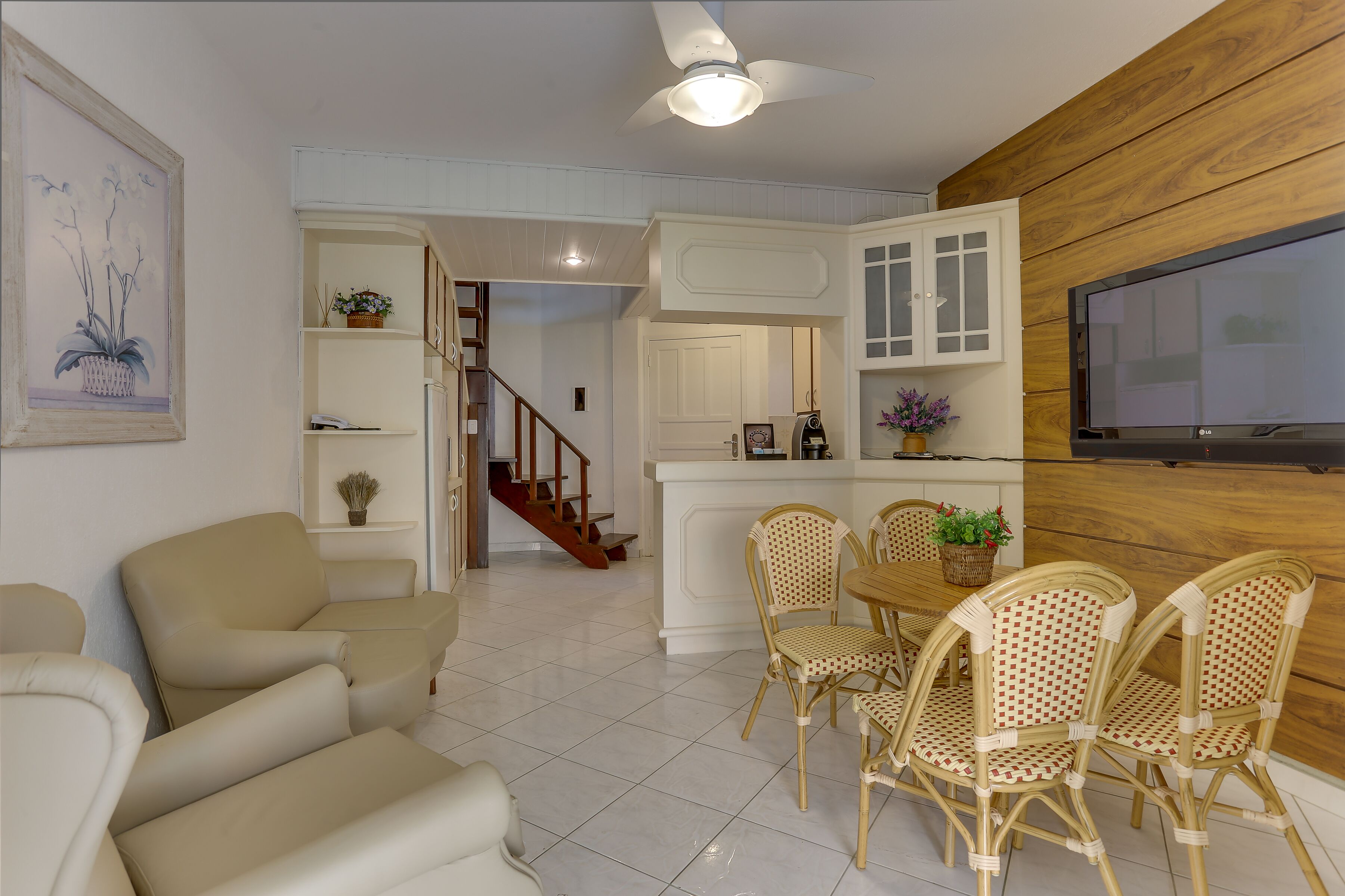 Apartment, 2 Bedrooms (Condominio Clube Atlantico) | Sala de estar | Smart TV de 32 polegadas com canais por cabo, Netflix 