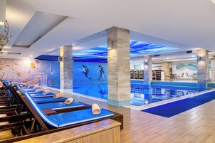 3 piscinas exteriores, guarda-sóis, espreguiçadeiras