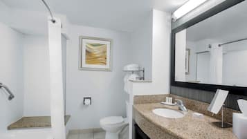 Uma casa de banho moderna com chuveiro, sanita e lavatório.