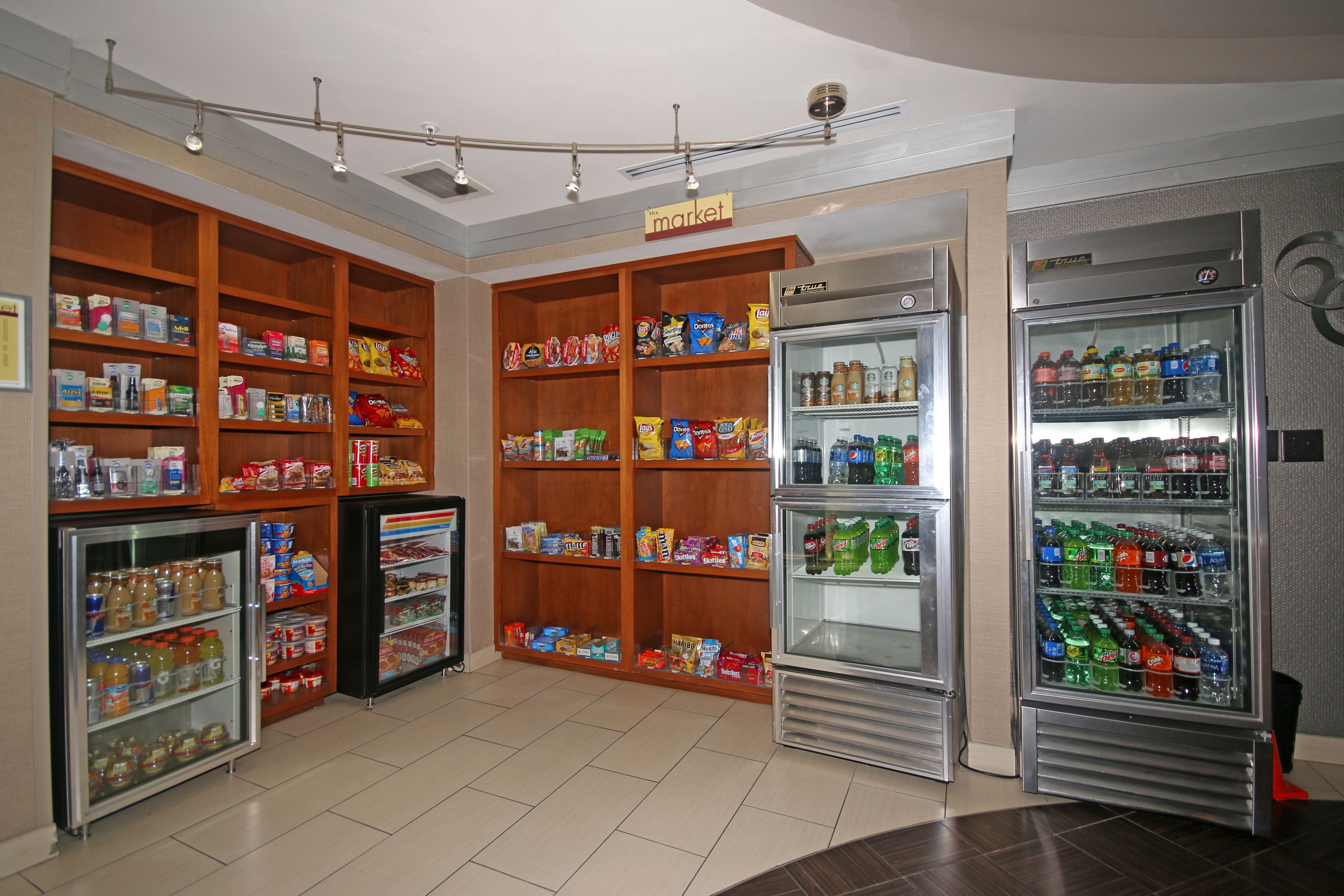 Uma área de distribuição automática com opções de lanches e bebidas, incluindo um refrigerador e um congelador.