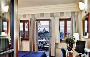 Quarto de Luxo | Roupa hipoalergénica, minibar, cofre no quarto, secretária