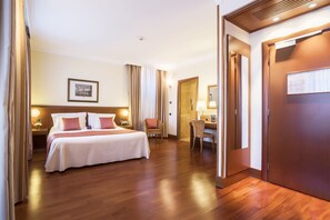 Quarto Triplo Standard | Roupa hipoalergénica, minibar, cofre no quarto, secretária 