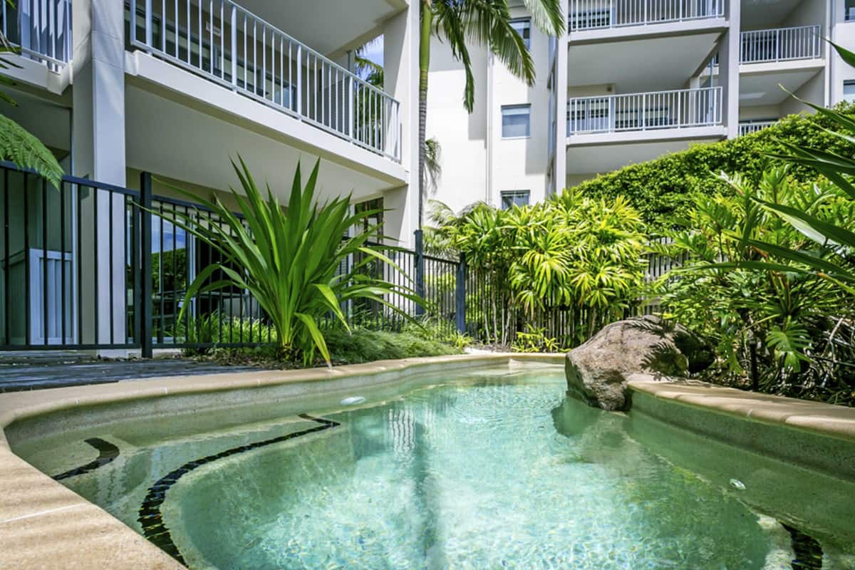 Quarto, varanda (2 Bed Spa with Plunge) | 1 quarto, cofre no quarto, ferro/tábua de engomar, Wi-fi grátis