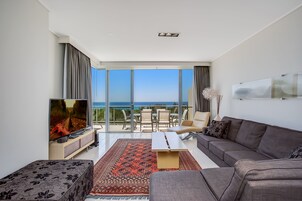 Apartamento, 2 quartos (Penthouse) | Área de estar | TV 30 polegadas com canais a cabo