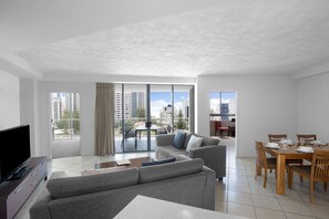 Apartamento, 2 quartos | Sala de estar | TV de ecrã plano 