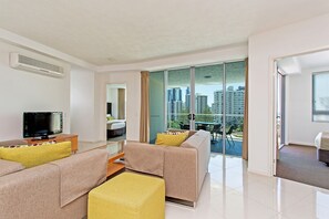 Apartamento, 3 quartos | Sala de estar | TV de ecrã plano 