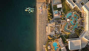 Na praia, espreguiçadeiras, guarda-sóis de praia, toalhas de praia