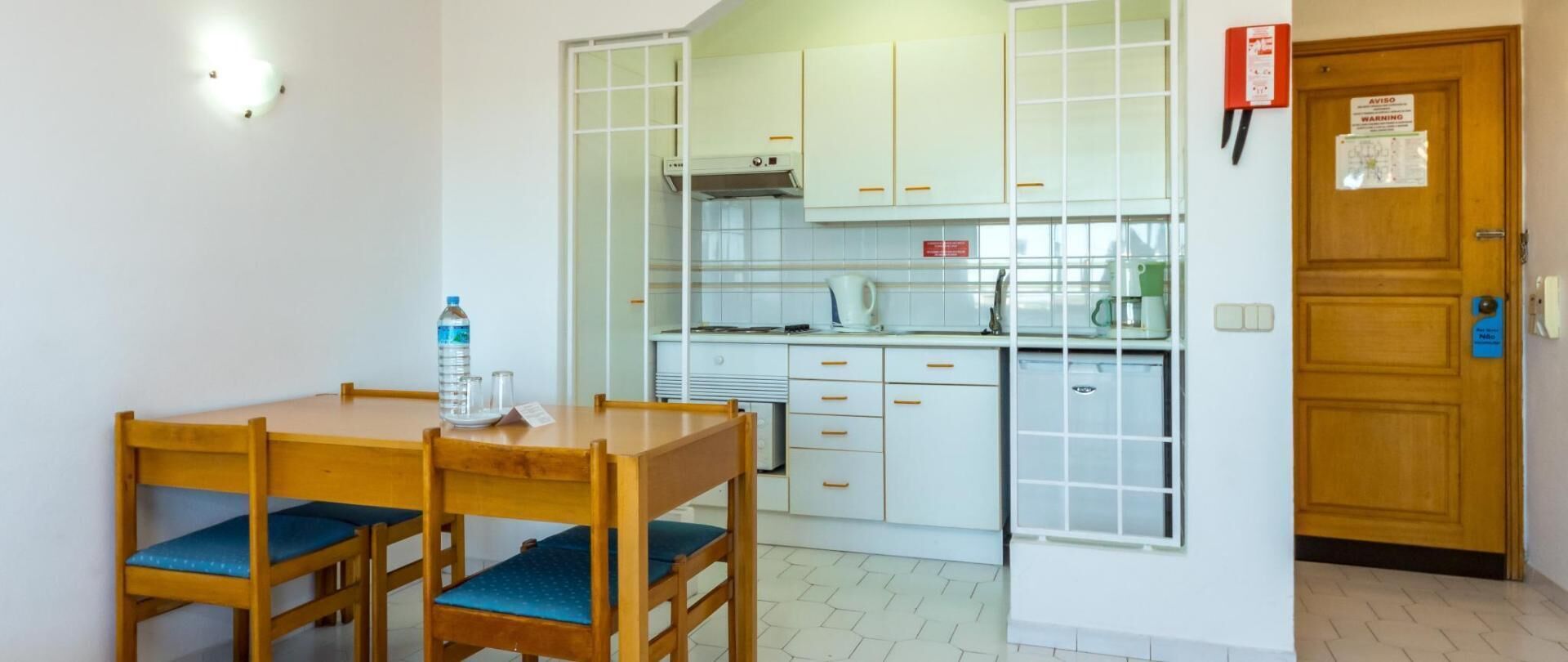Um frigorífico/congelador grande, um micro-ondas, uma placa de cozinha 