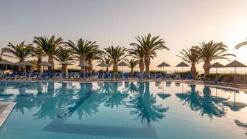 2 piscinas exteriores, guarda-sóis, espreguiçadeiras