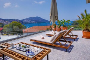 Terraço com espreguiçadeiras