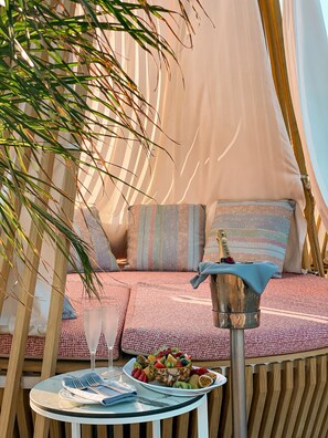 Na praia, toldos de praia (sobretaxa), espreguiçadeiras 