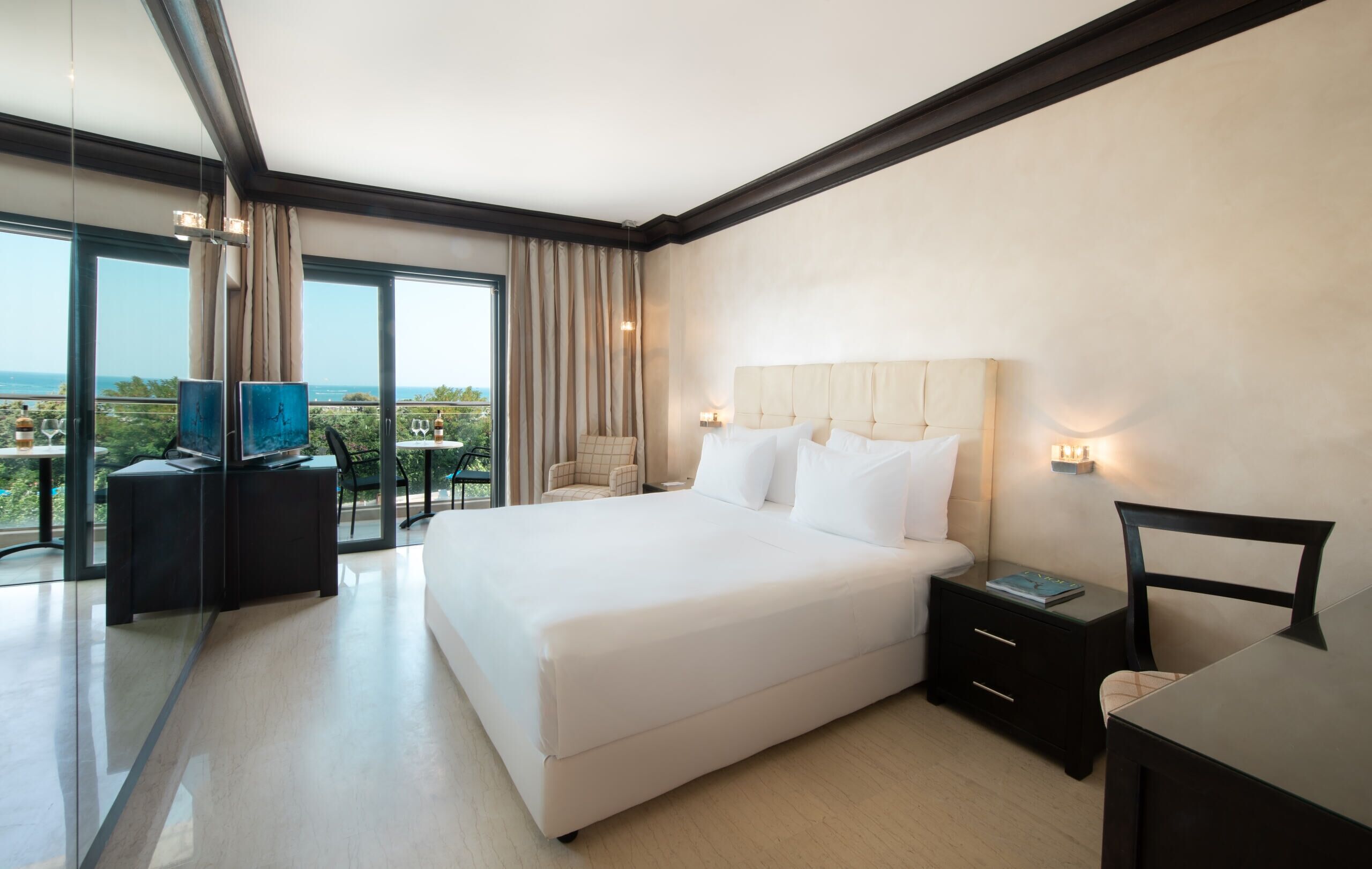 Quarto Twin, vista para o mar | Minibar, cofre no quarto, secretária, cortinas/cortinados opacos 