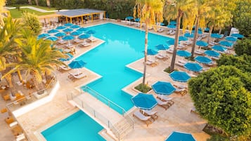 3 piscinas exteriores, da(s) 10:00 à(s) 19:00, guarda-sóis