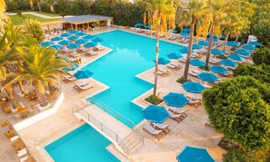 3 piscinas externas, funciona das 10h às 19h, guarda-sóis