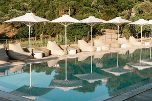 Piscina exterior, guarda-sóis, espreguiçadeiras 