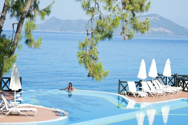 2 piscinas externas, piscina infinita, guarda-sóis, espreguiçadeiras