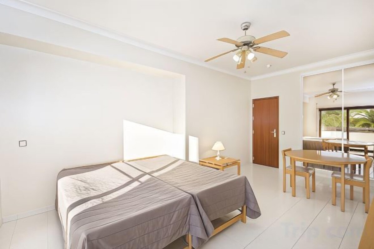 Cortinas/cortinados opacos, berços/camas para crianças grátis 