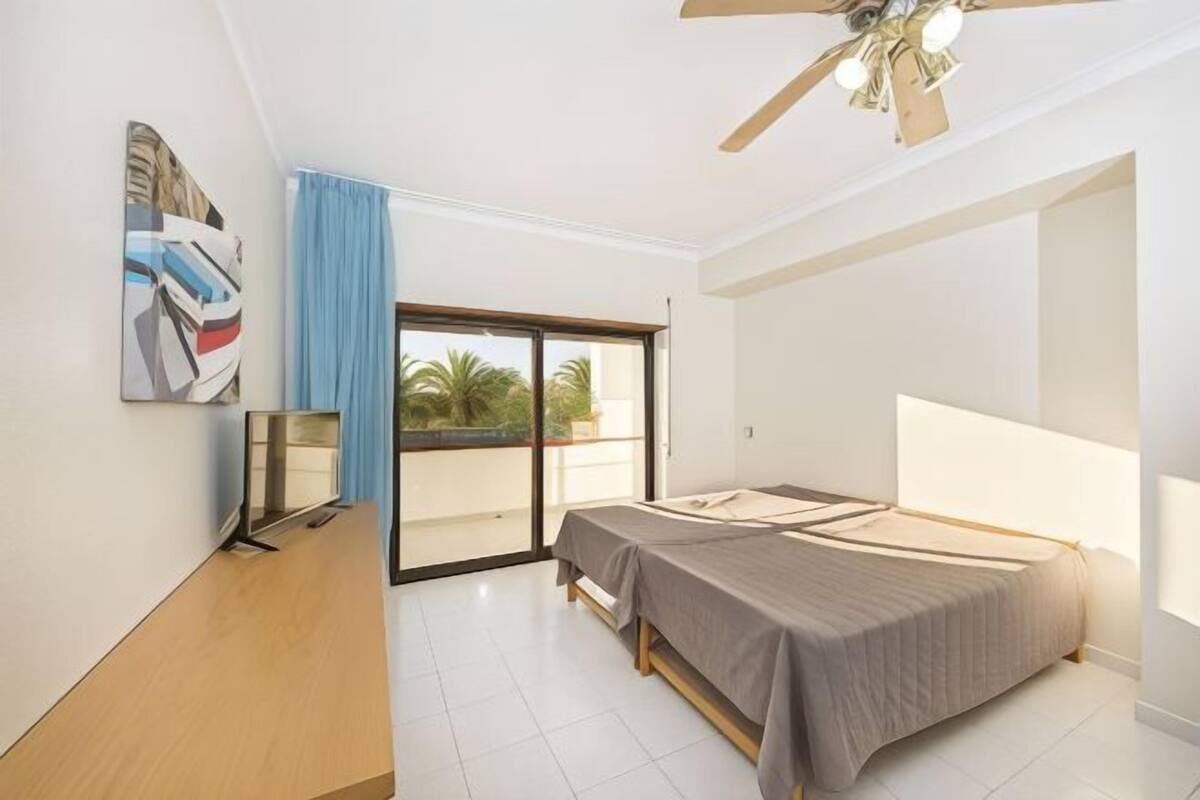 Cortinas/cortinados opacos, berços/camas para crianças grátis 