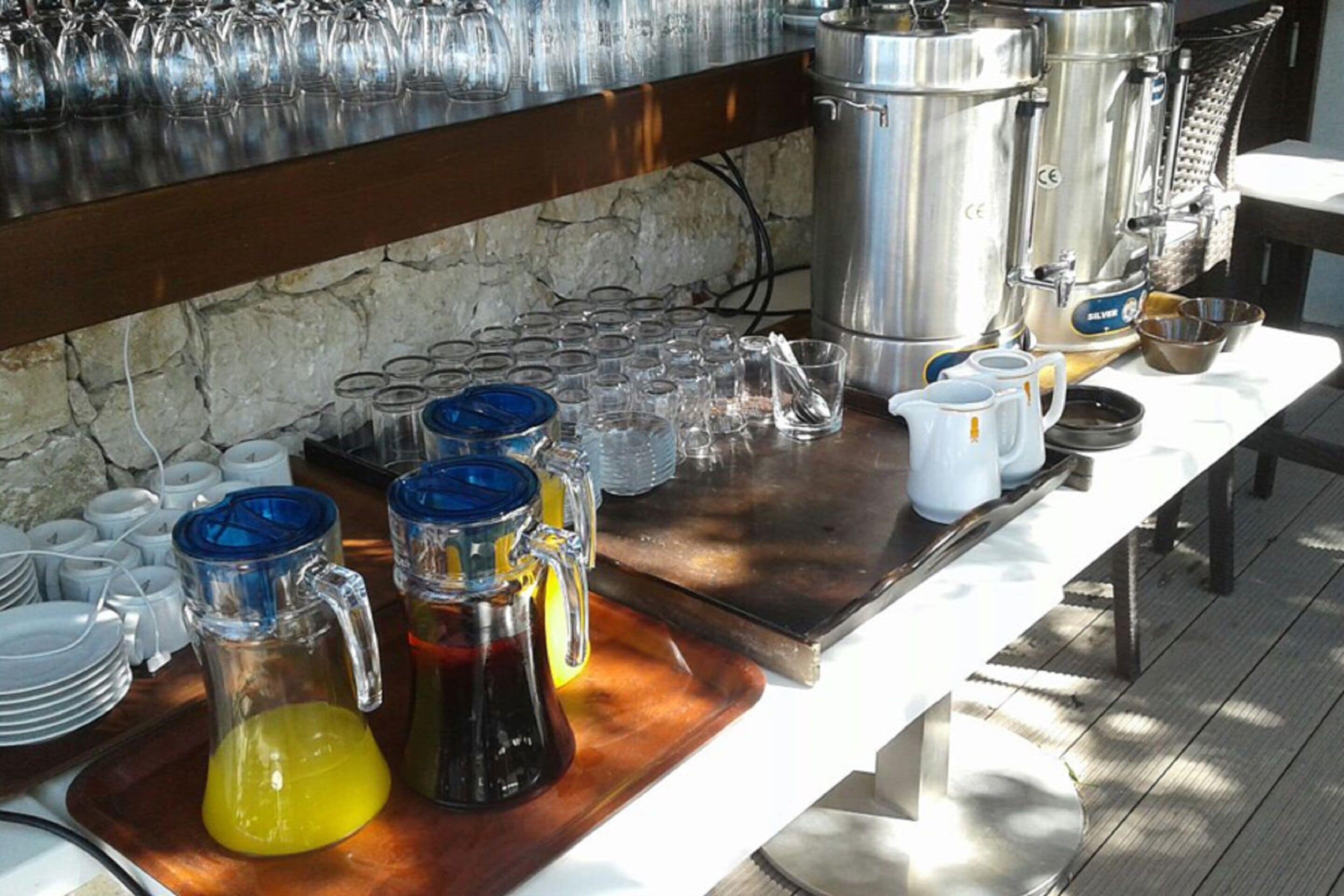 Café da manhã com buffet grátis todos os dias