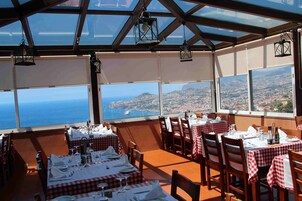 Serviço de café da manhã, almoço, jantar; vistas para o mar