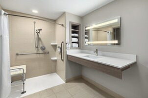 Quarto Standard, 1 cama king-size, polibã adaptado para cadeiras de rodas (Mobility Accessible) | Casa de banho | Uma combinação polibã/banheira, artigos de higiene pessoal grátis