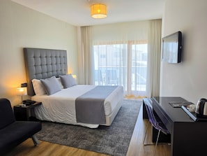 Quarto Duplo ou Twin Standard | Minibar, cofre no quarto, secretária, cortinas/cortinados opacos 