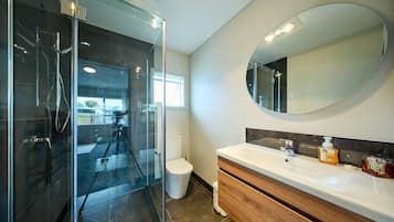 Apartamento família | Banheiro | Chuveiro/banheira combinados, secador de cabelo, toalhas de banho