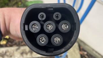 Primeiro plano de uma tomada com vários plugues.
