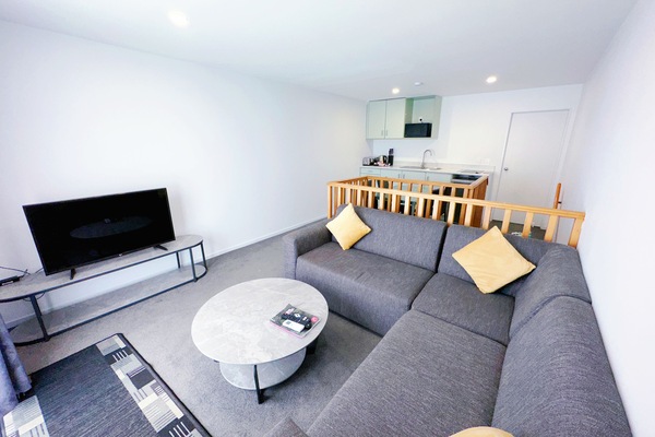 Apartamento Familiar, 2 quartos, banheira de hidromassagem | Sala de estar | Televisor LED de 32 polegadas com canais por cabo, televisor