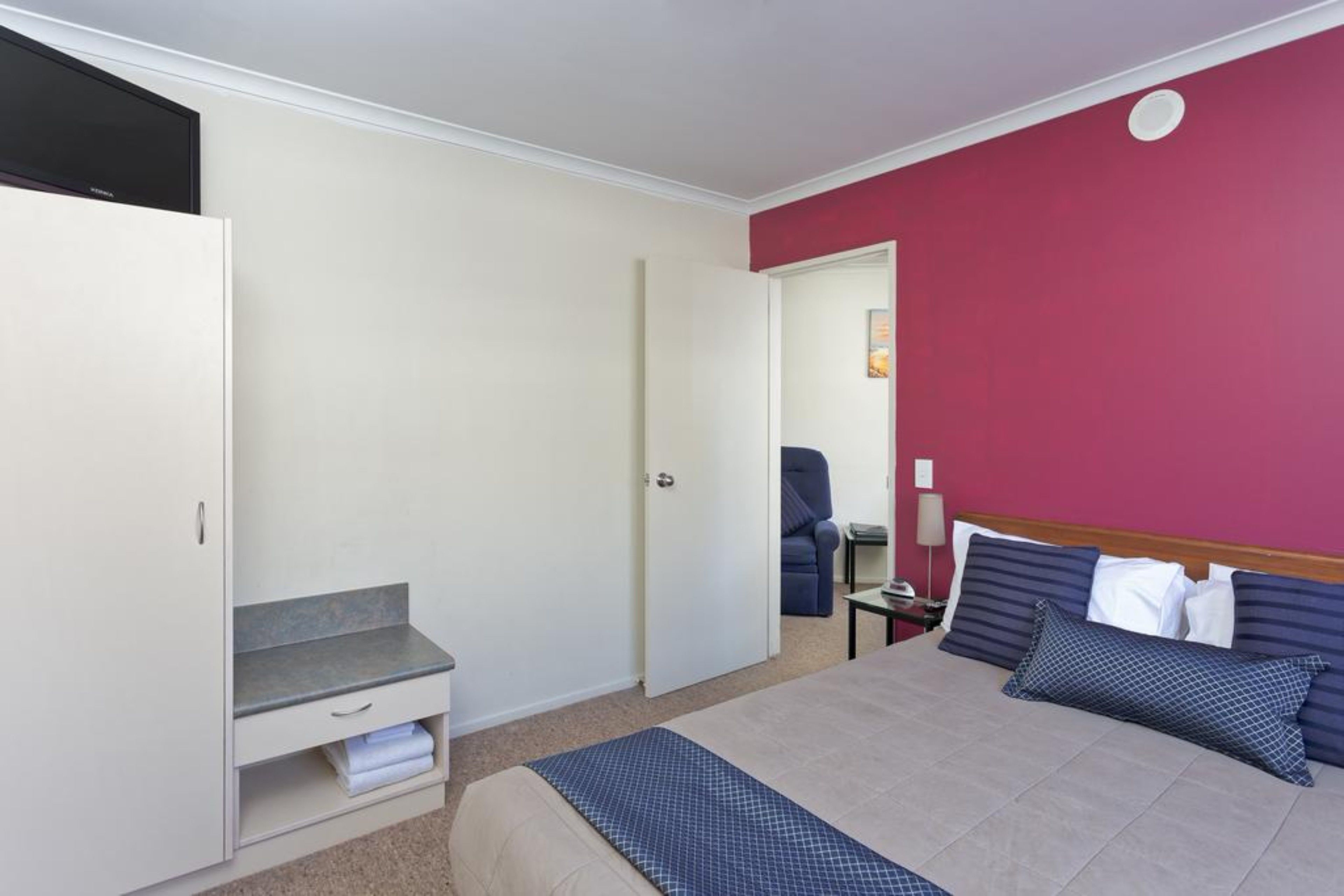 Suíte, 1 quarto, banheira de hidromassagem | Cofres nos quartos, quartos à prova de som