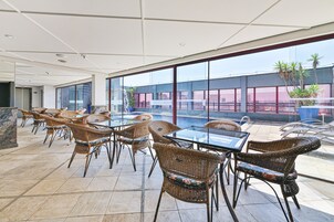Piscina externa, espreguiçadeiras