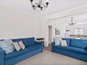 Casa de Campo | Secretária, ferro/tábua de engomar, berços/camas para crianças 