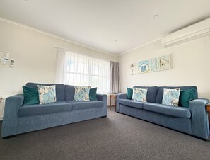 Pool View 2 Bedroom Apartment | Sala de estar | Televisor de ecrã plano de 42 polegadas com canais digitais, televisor 