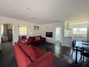 Family 2 Bedroom Apartment | Sala de estar | Televisor de ecrã plano de 42 polegadas com canais digitais, televisor 